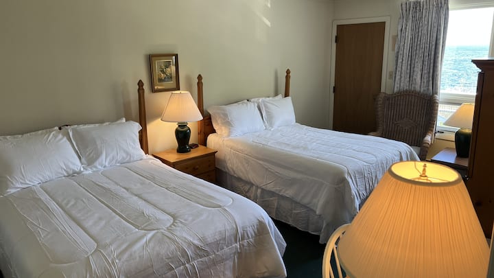 Room 23 Oceanfront 1st Flr: 2 Rooms 2 Queen+1 Full - Rockland, ME