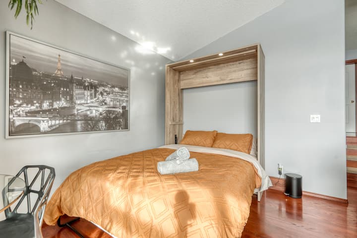Hot Tub| 2 Suites, 6 Beds +Sofa Bed |Sleeps 14 - Calgary