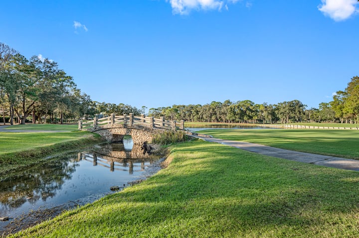 Resort Vibe Condo W/ 75 Inch Tv & Patio - Tarpon Springs, FL