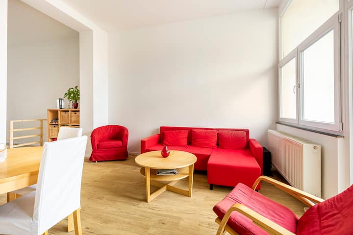 King Size Bedroom In Shared Apartment With Garden - Bruselas