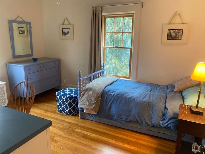 Lovely Room Overlooking Garden - Rhode Island