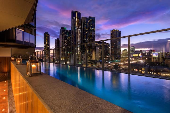 Stunning Views 2 Bed Apartment - Melbourne
