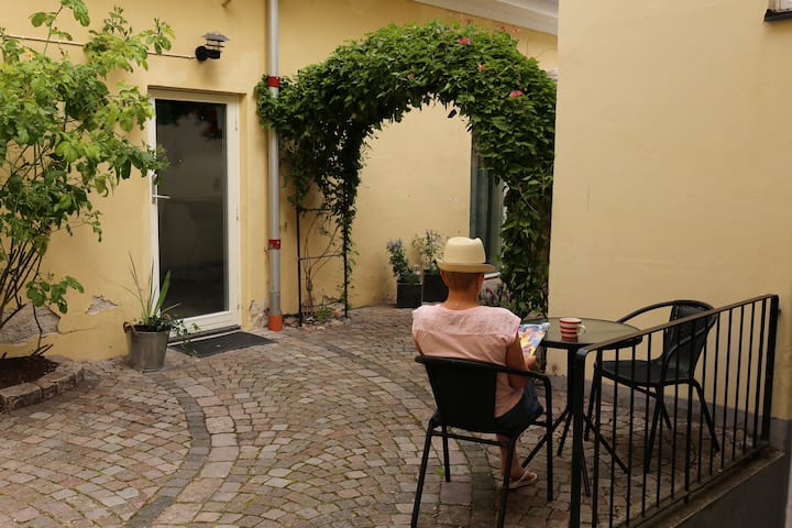 Gårdshus Med På Mysig Innergård - Visby