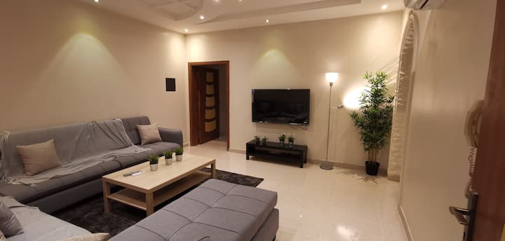 Lovely Apartment With 7 Beds - Djeddah