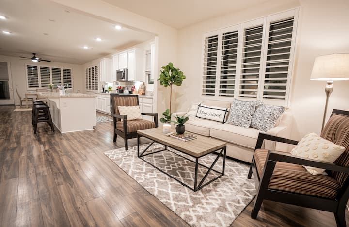 Urban Chic Centrally Located 4br/2.5 Ba Home - Rancho Cordova, CA