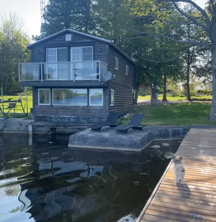 Nautical Oasis Boathouse Cottage - Kawartha Lakes