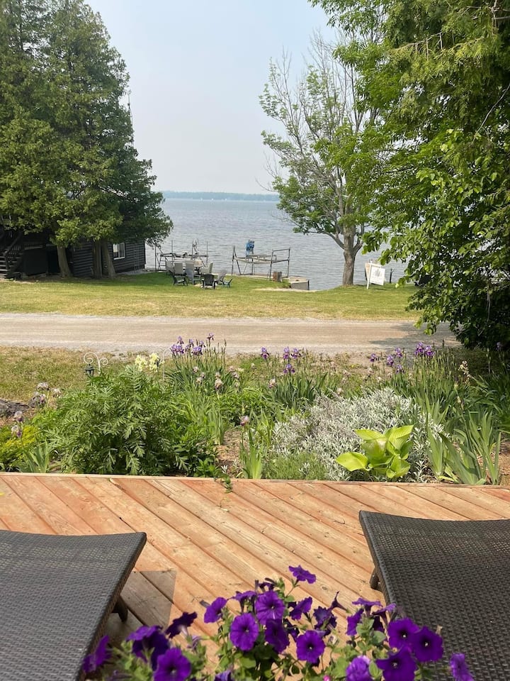 Warm Woodland Cottage - Kawartha Lakes