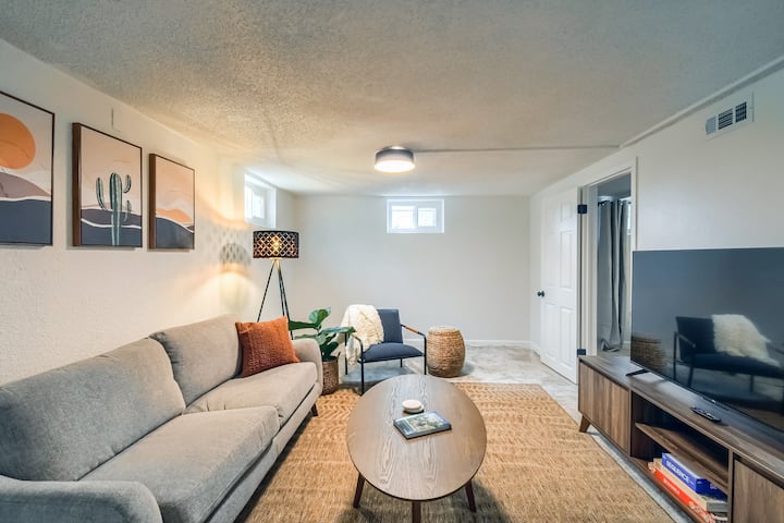*New* Spacious Aurora Mainlevel/basement Apartment - Aurora, CO