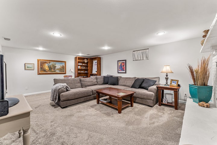 Modern Downtown Oasis ~ Sunny Garden ~ King Beds! - Lyons, CO