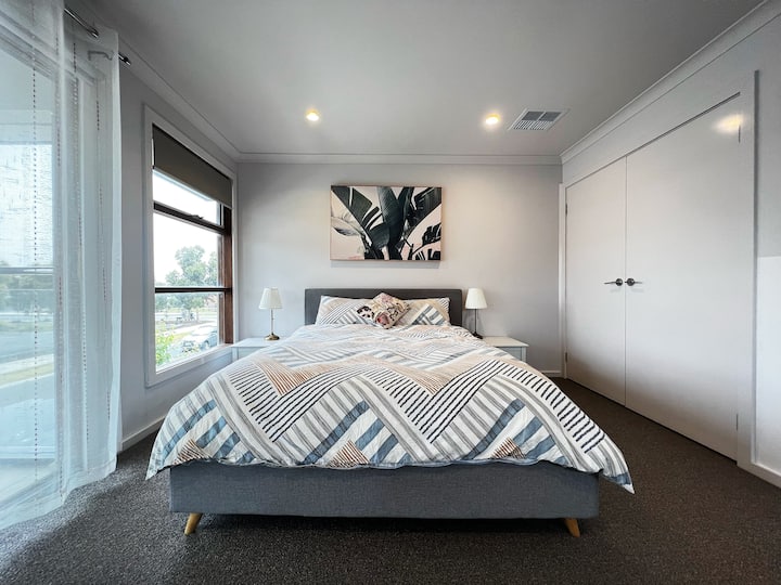 7 Bedrooms Double Storey Home - Melbourne