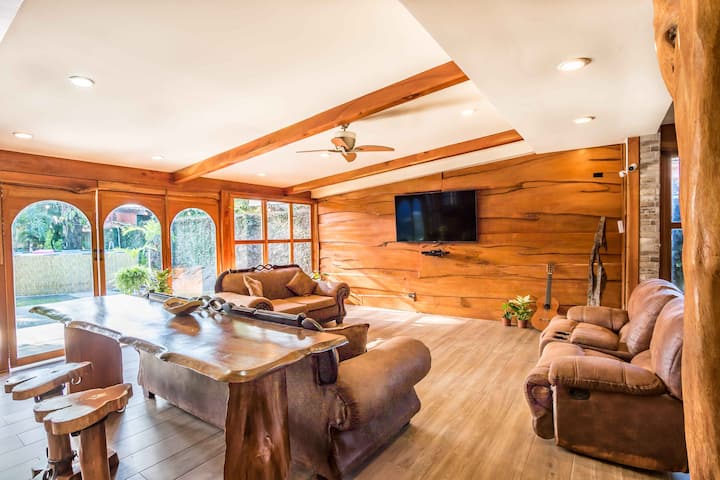 Casa Loras - 5 Min Walk To Restos, Bars & Beach - Jaco