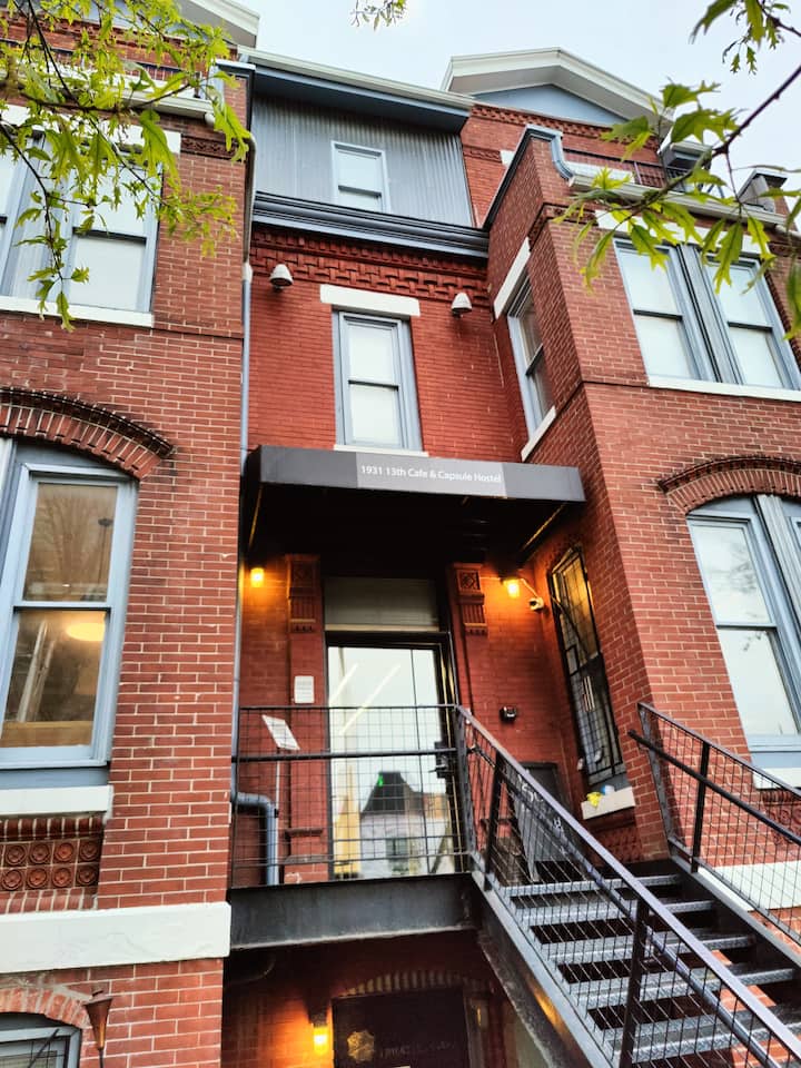 Single Capsule In 8-pod Female Dorm - Washington, D.C.