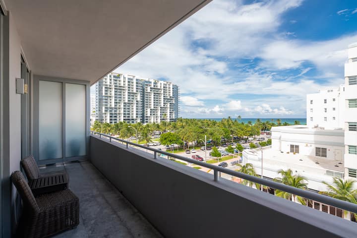 Ocean-facing 1br W/ Balcony | Walk To Beach - Miami Beach, FL