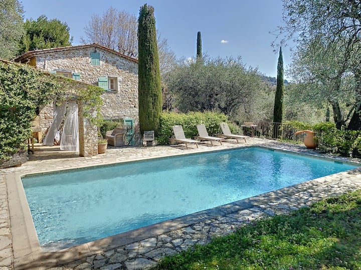 Charmante Propriété à Grasse Avec Piscine - Grasse