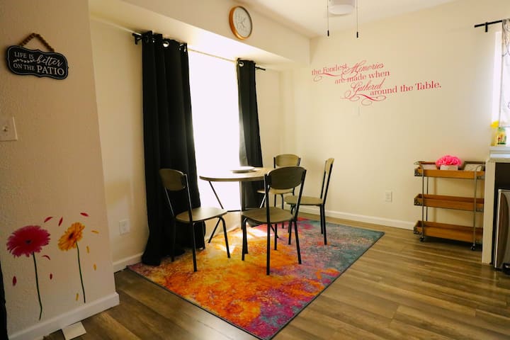Flower Room In The Happy Place - Camino Real – San Antonio