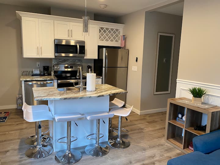 Downtown Newport 2br W/ Parking - 紐波特