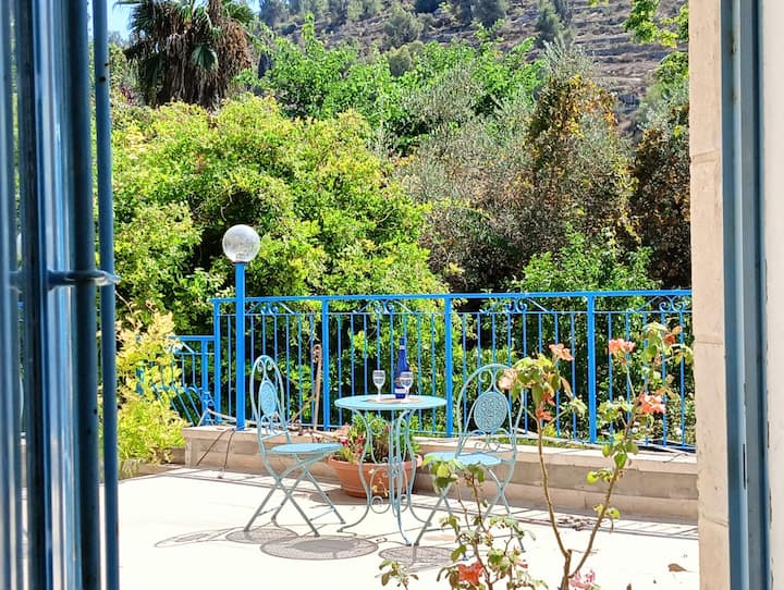 Storybook Ein Karem | Valley Views + Parking & A/c - Belén