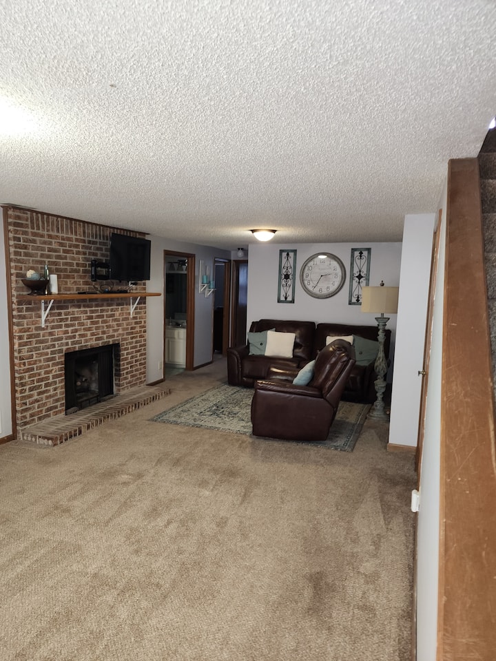 Newly & Updated Cozy 4 Bedroom, 3 Bathroom Home. - Andover, KS