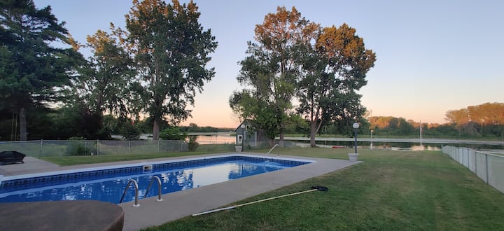 Napanee Retreat With Pool, Hottub And River Access - Napanee