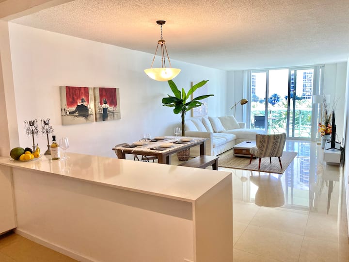 Specious Modern 1 Bedroom Apt Across The Beach - Sunny Isles Beach, FL