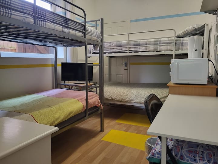 Economy Triple/quadruple With Shared Bathroom - Highcliffe
