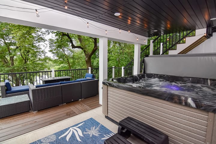 Cozy Lovers Lane Cottage | Hot Tub + River Views - Iowa