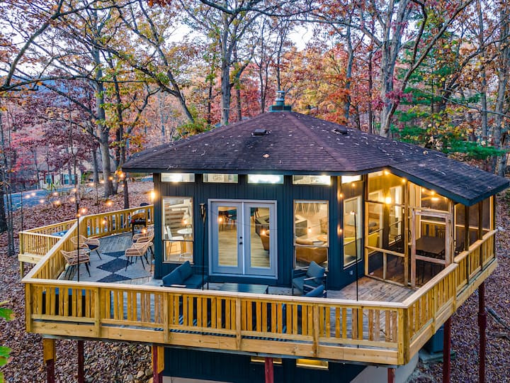 Ultimate Tree Top Escape | Indoor Firepit! Hot Tub - Massanutten, VA