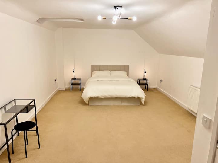 Huge Private Room King Size Bed, Modern Hidden Gem - Burford