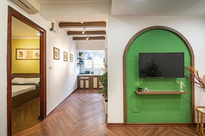 Old Quarter 2br | Bathtub & Balcony | Well-lit - Hanoi