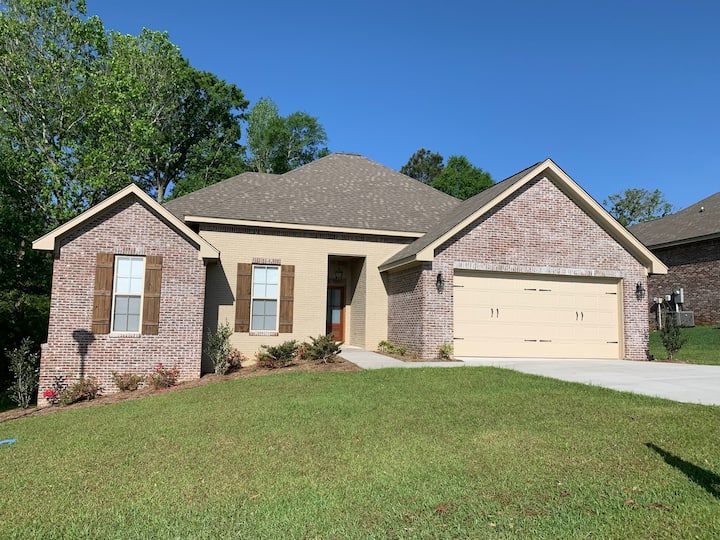Spacious Family Friendly Home - Hattiesburg, MS