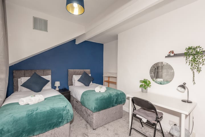 Leeds 4-bed House - Sleeps 9, Free Parking & Wifi - 里茲