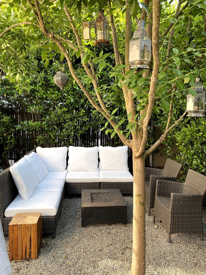 Central Location Land Park Cottage W Tesla Charger - Sacramento, CA