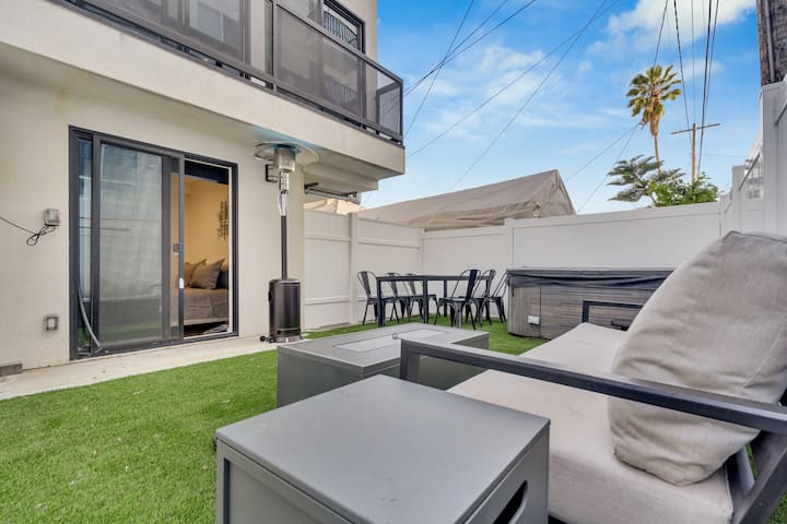 Luxe | Hollywood Townhouse W/ Hot Tub & Backyard - Los Angeles, CA
