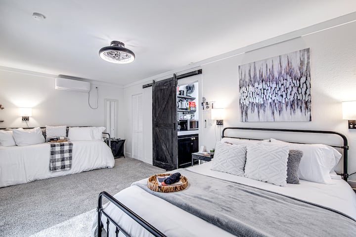 #1 Old Town Cottage Burleson Walk To Entertainment - Burleson, TX