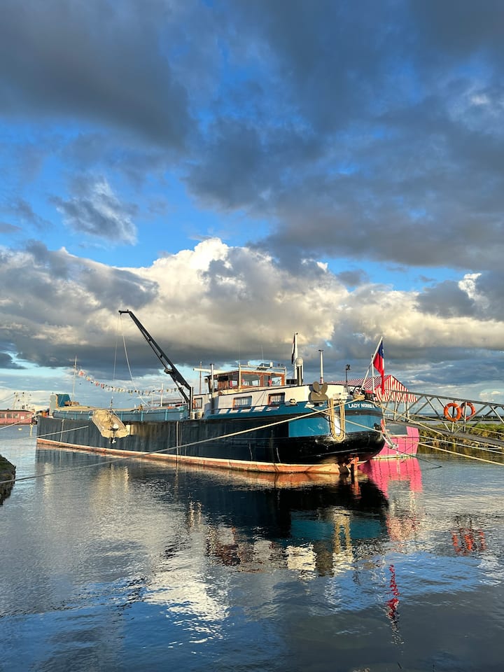 Sea Stay Galway - The Regal Lady Norrie K - Galway