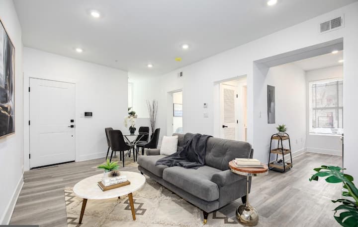 Charming 1br With Stunning Dc City Views - Washington, DC