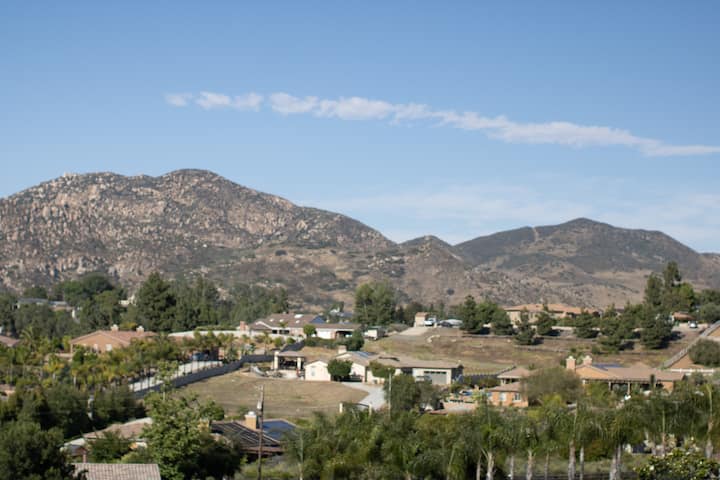 Beautiful New Furnished - Lakeside