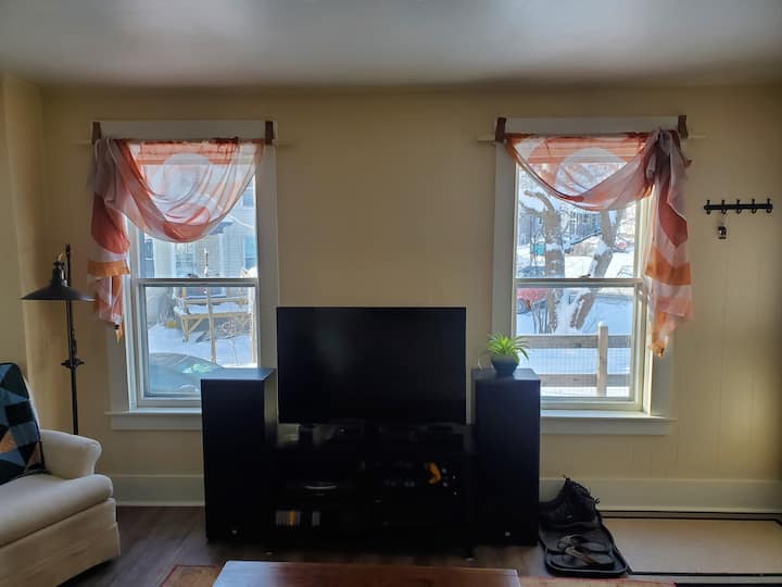 Cozy Bedroom In Renovated Apt - Hanover, NH