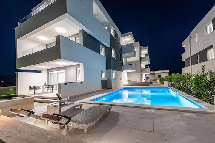 Pool Maris One-bedroom Apartment With Terrace - Novalja