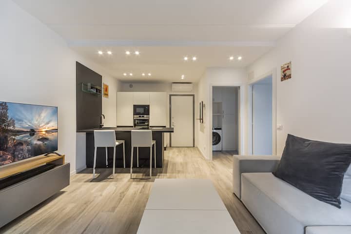 Guesthost - Comfy Apt With Parking & Balcony - Cologno Monzese