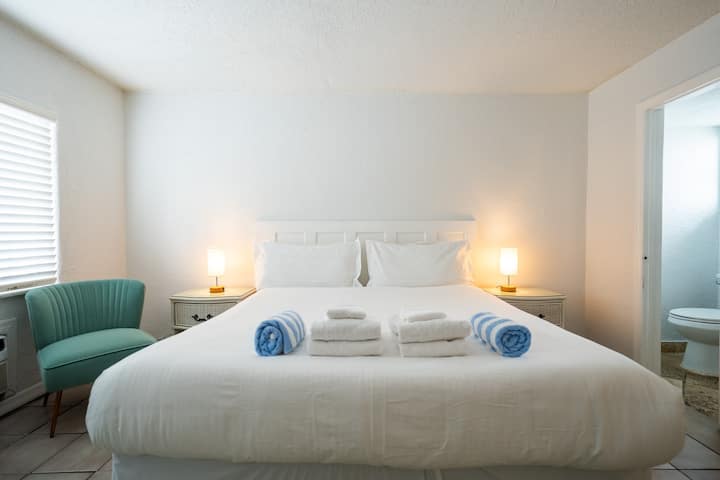 Vintage Vibe ~ 3 Min To Beach ~ Pool ~ - Clearwater Beach, FL