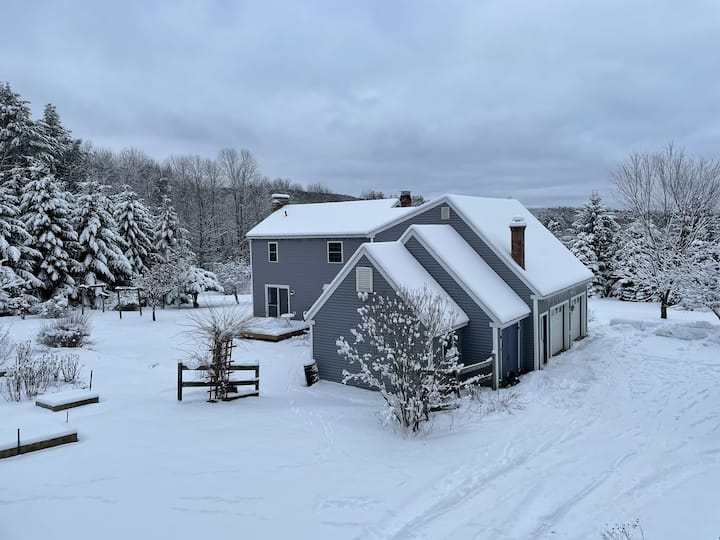 Charming Farmhouse & Gardens, 5 Minutes To Town - Woodstock, VT
