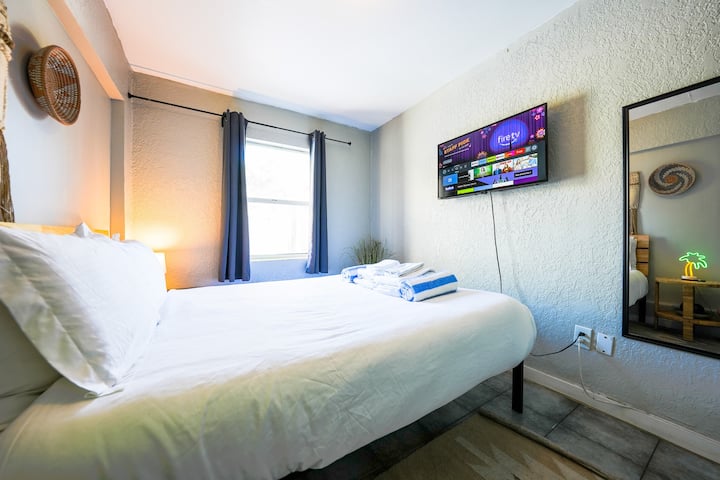 3 Min To Beach ~ Dock ~ Pool ~ Free Parking - Clearwater Beach, FL