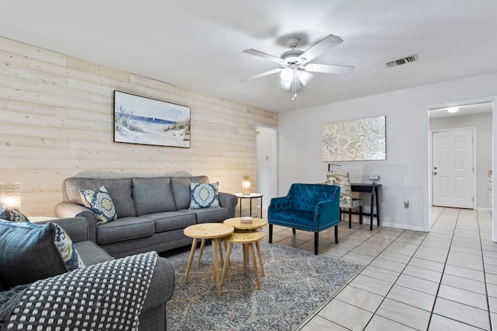 5 Bedrooms! 1 Min To The Beach! - Gulfport, MS