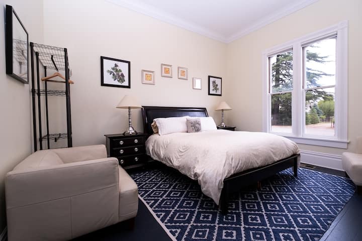 Modern Vineyard Farmhouse - Cabernet Room - Healdsburg, CA