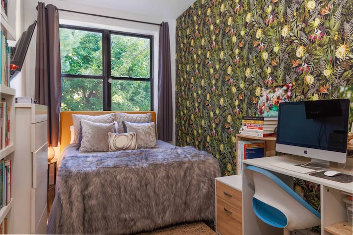 Urban Oasis In Bushwick | Trendy Airbnb Room - Manhattan, NY