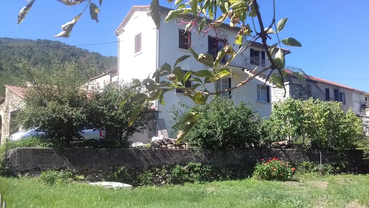 Appartement Spacieux Avec Terrain - Le Martinet