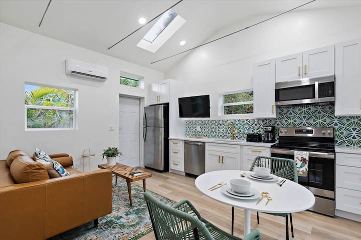 Welcome To The Jungle! 3 Miles To The Beach - St. Pete Beach