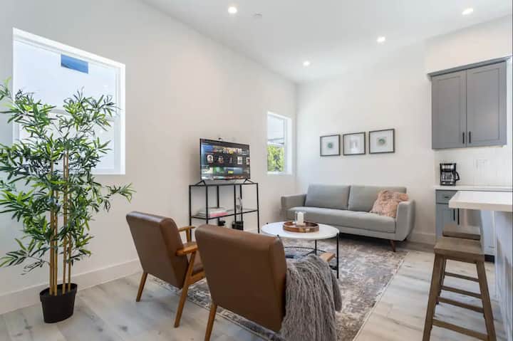 G 2b2b Near Dtla & Usc - Los Angeles, CA