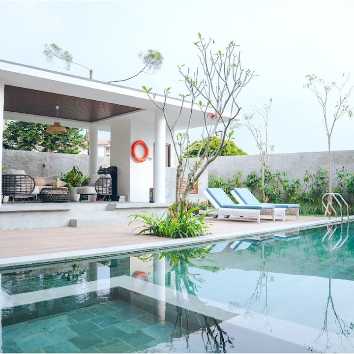Luxurious 7-bedroom Dago Pakar Villa - Bandung